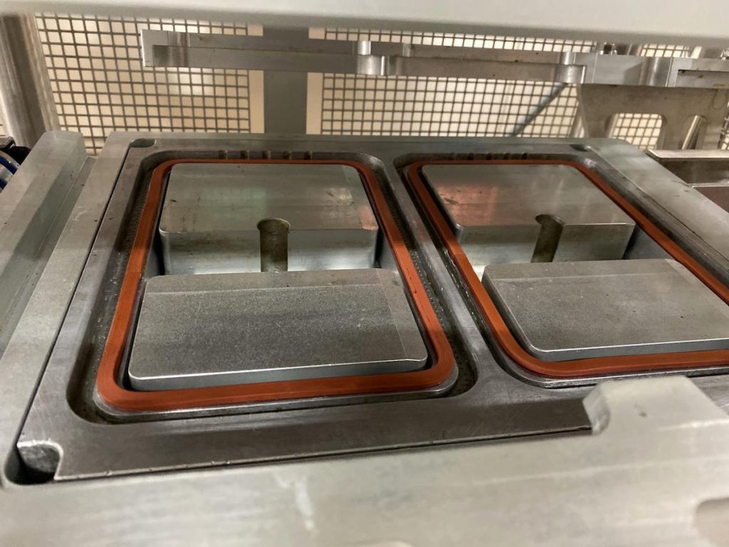 Mondini E340VG traysealer - Food Machinery Holland