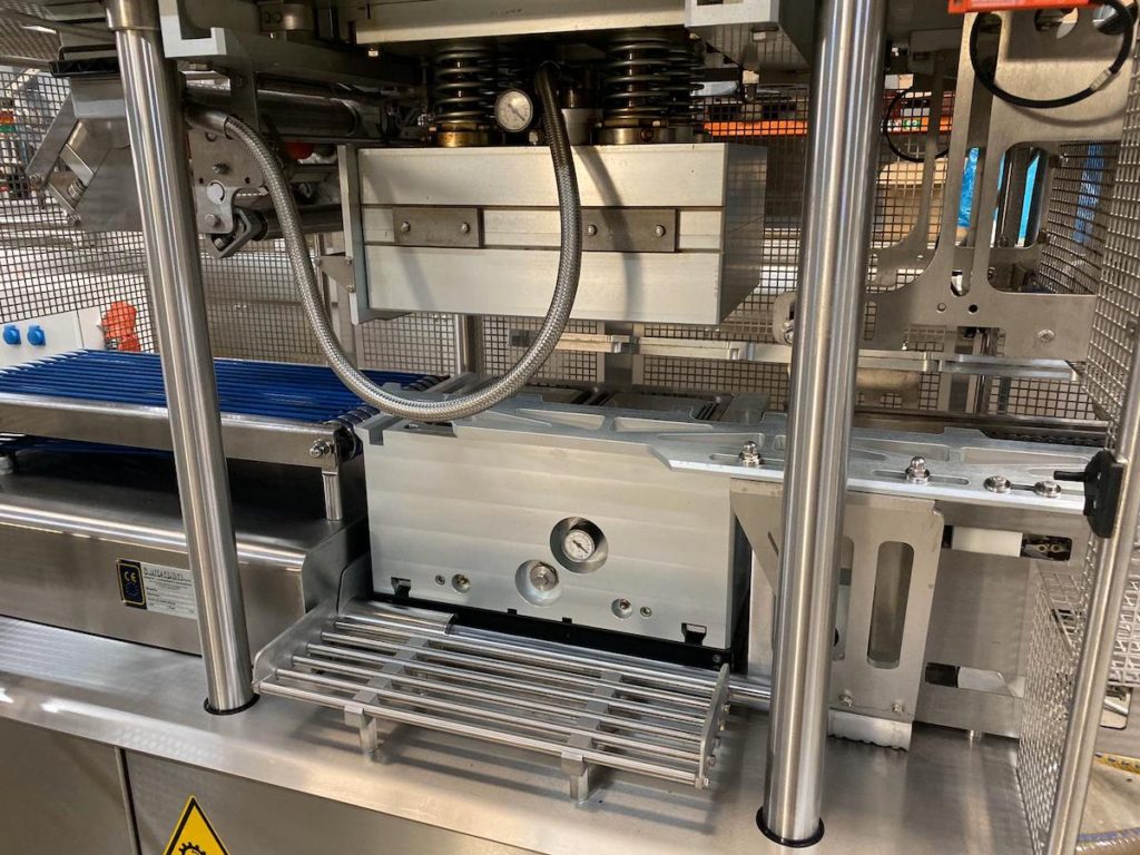 Mondini E340VG traysealer - Food Machinery Holland